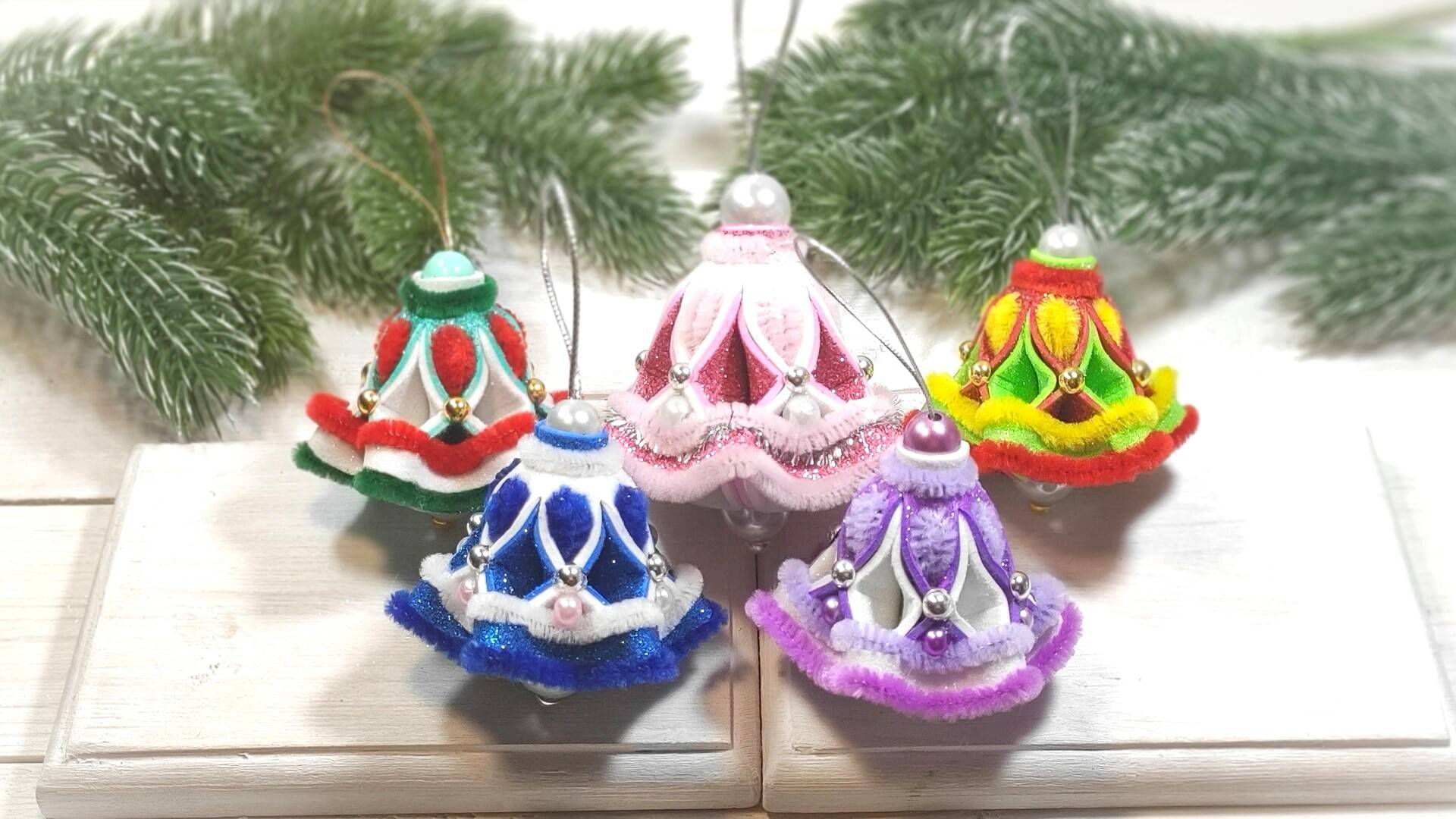 Милые колокольчики своими руками из фоамирана и синельной проволоки. Ёлочные игрушки своими руками.