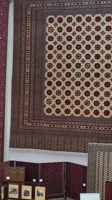 Самый большой цельнотканый ковер в мире в музее Ашхабада, Туркменистан