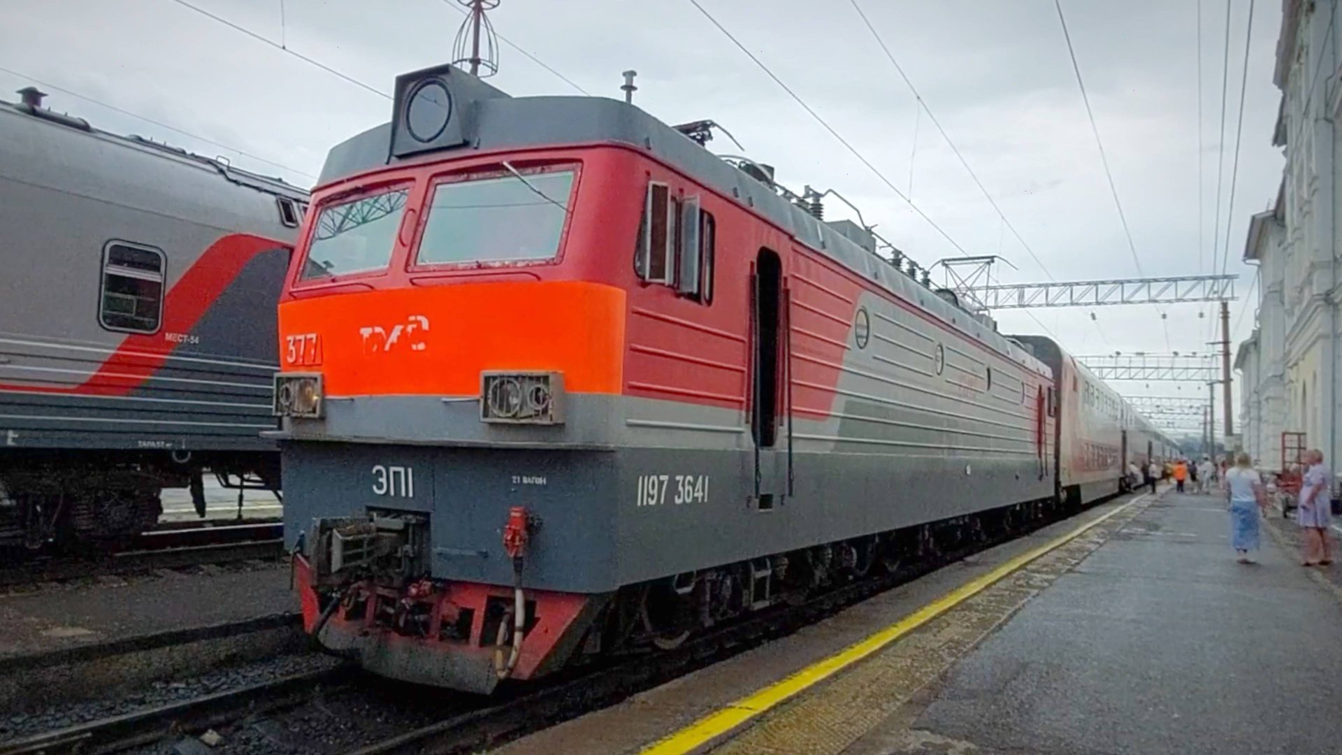 Локомотив ЭП1 отцепляется от двухэтажного пассажирского поезда / Видео про поезда