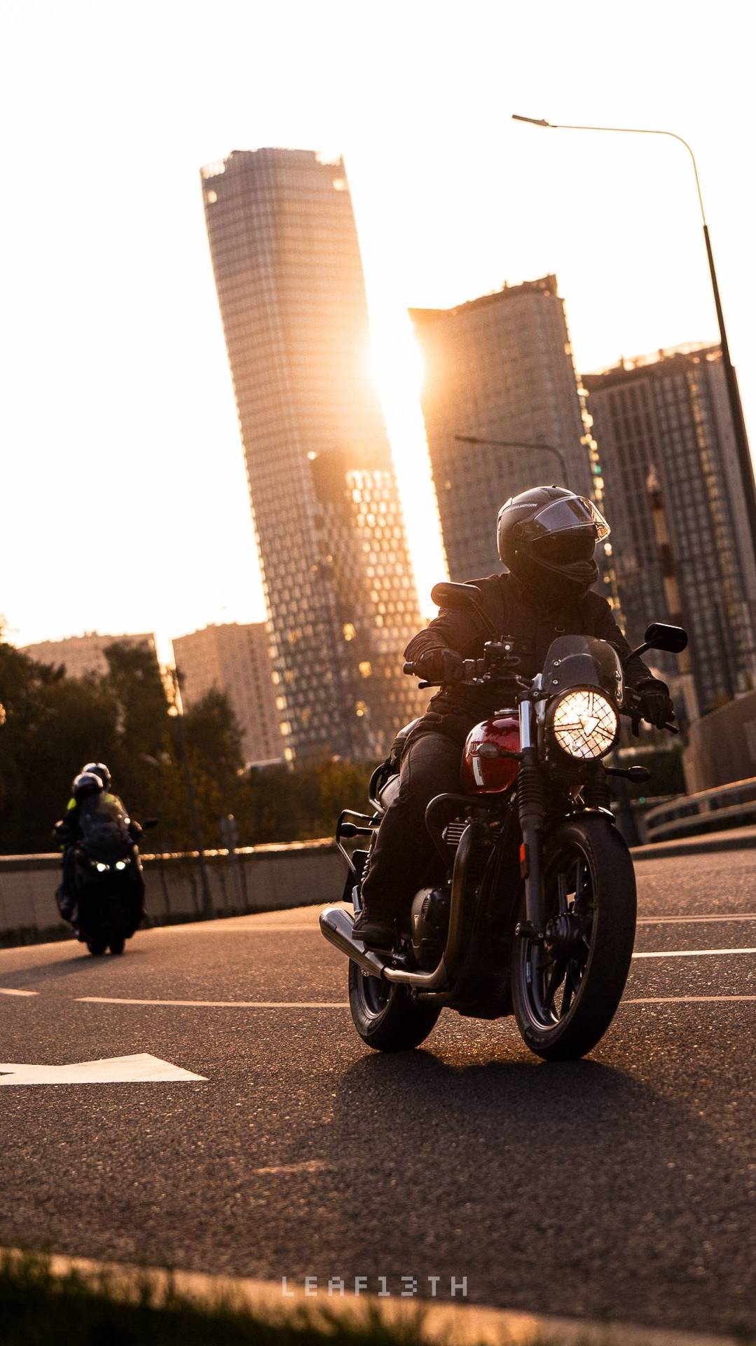 Байкер мчит по пустой дороге