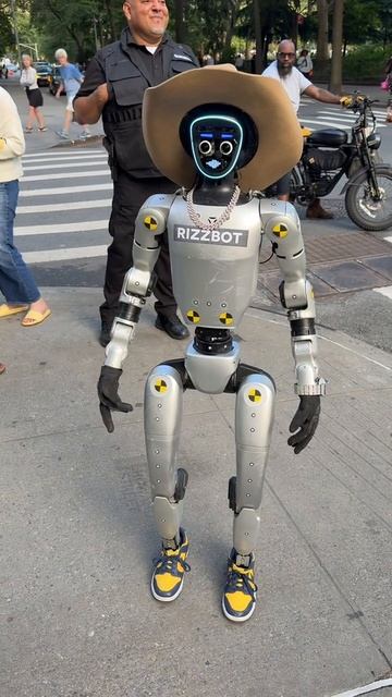 Робот гуляет по улицам Нью-Йорка.