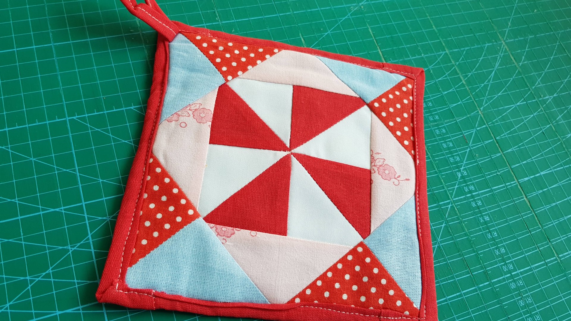 Новая прихватка из маленьких обрезков DIY