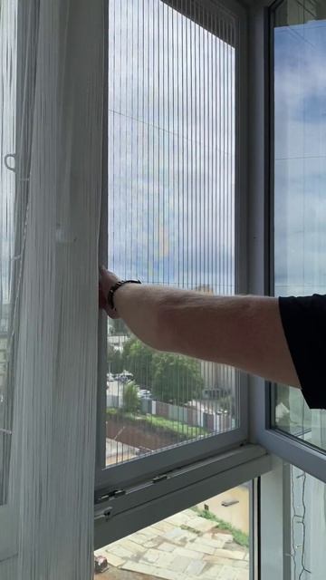 Вставная раздвижная москитная сетка плиссе на окно балкона