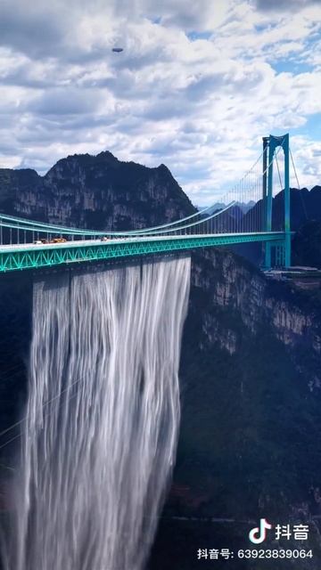 Самый высокий мост в мире: мост Хуацзян Гранд-Каньон в юго-западной провинции Китая Гуйчжоу