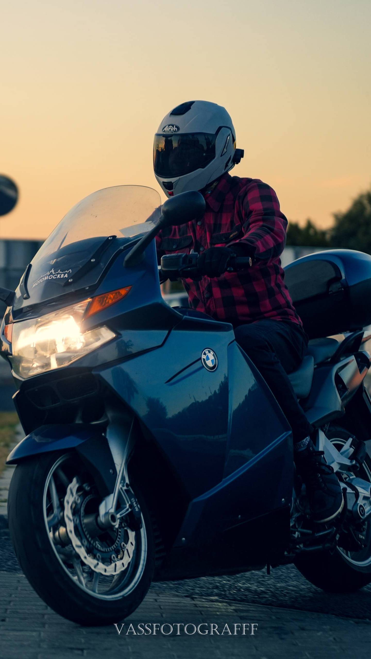 Байкер выполняет трюк на заднем колесе мотоцикла