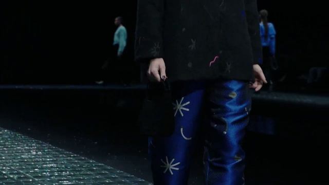 Показ женской коллекции Emporio Armani осень-зима 2024-2025