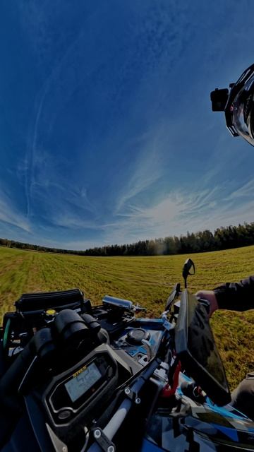 По полю на квадроцикле! настоящая свобода!