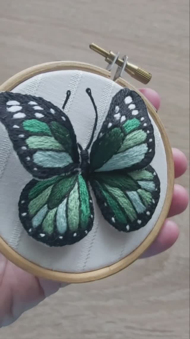 Бабочка, объемная вышивка гладью