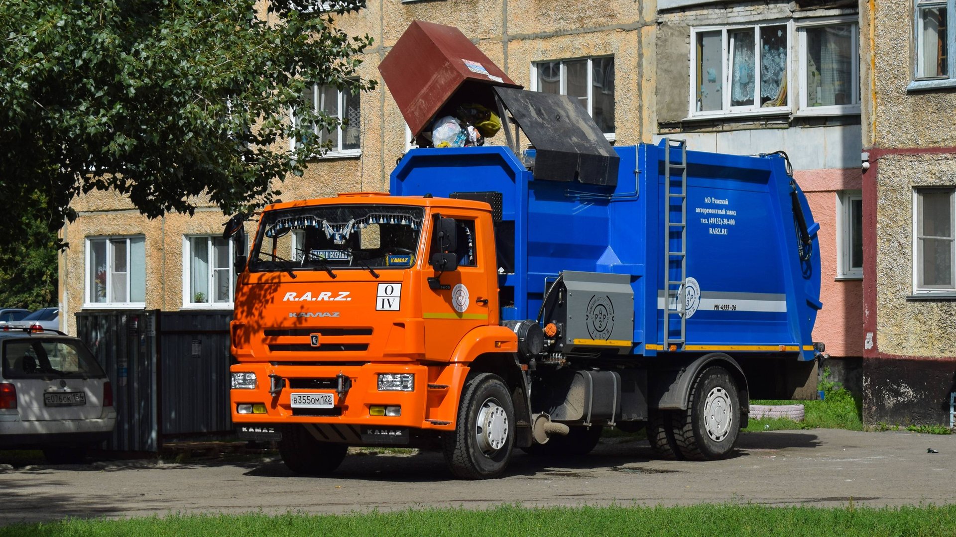 Мусоровоз МК-4555-06 на шасси КамАЗ-53605-A5 (В 355 ОМ 122). Работа. / Kamaz garbage truck.