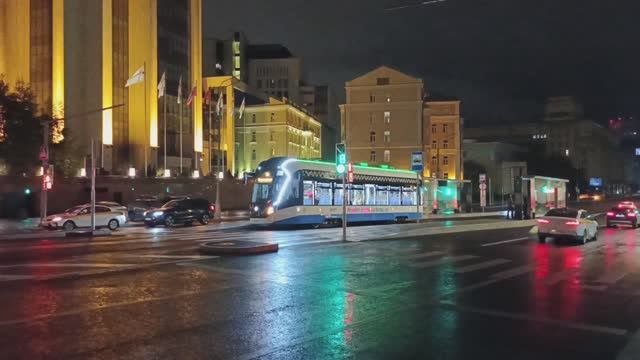 Трамвай 71-911ЕМ "Львёнок" около остановки "Лукойл Москва" (27.09.2025)