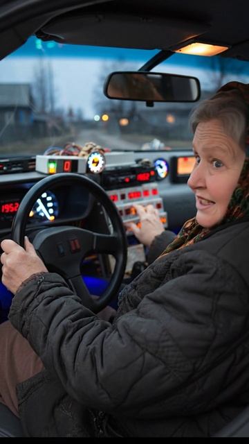 Баба Нюра готовится в прошлое