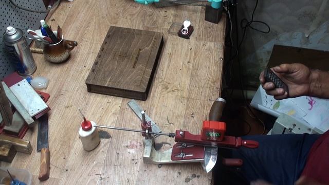 Подарили классный нож. Полирую.Затачиваю до бритвенного реза.....