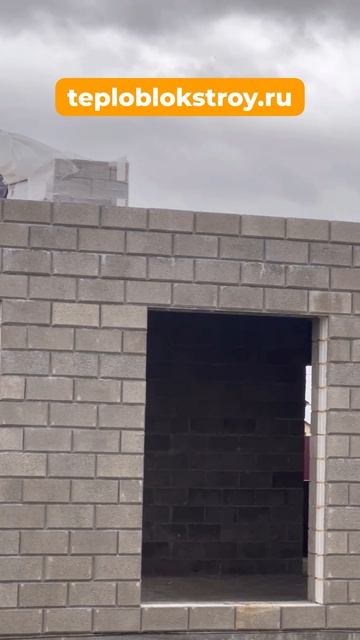 Плита набралась прочности, приступили к кладке второго этажа