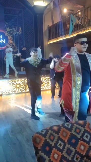 Ресторан Хан Чапан - официанты жгут