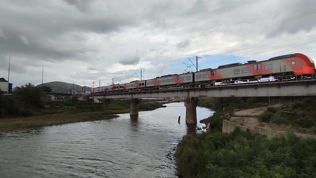 Туапсе. "Ласточка" из Сочи проходит по мосту над рекой. 13.09.25.