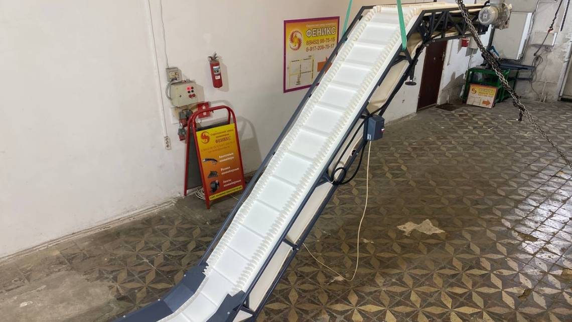 Z-образный конвейер с гофробортом и поперечинами. 0996