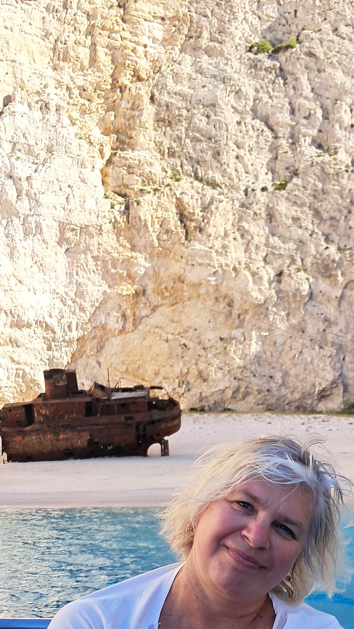 Знаменитый пляж с останками корабля на Закинтосе. Необыкновенного василькового цвета вода.