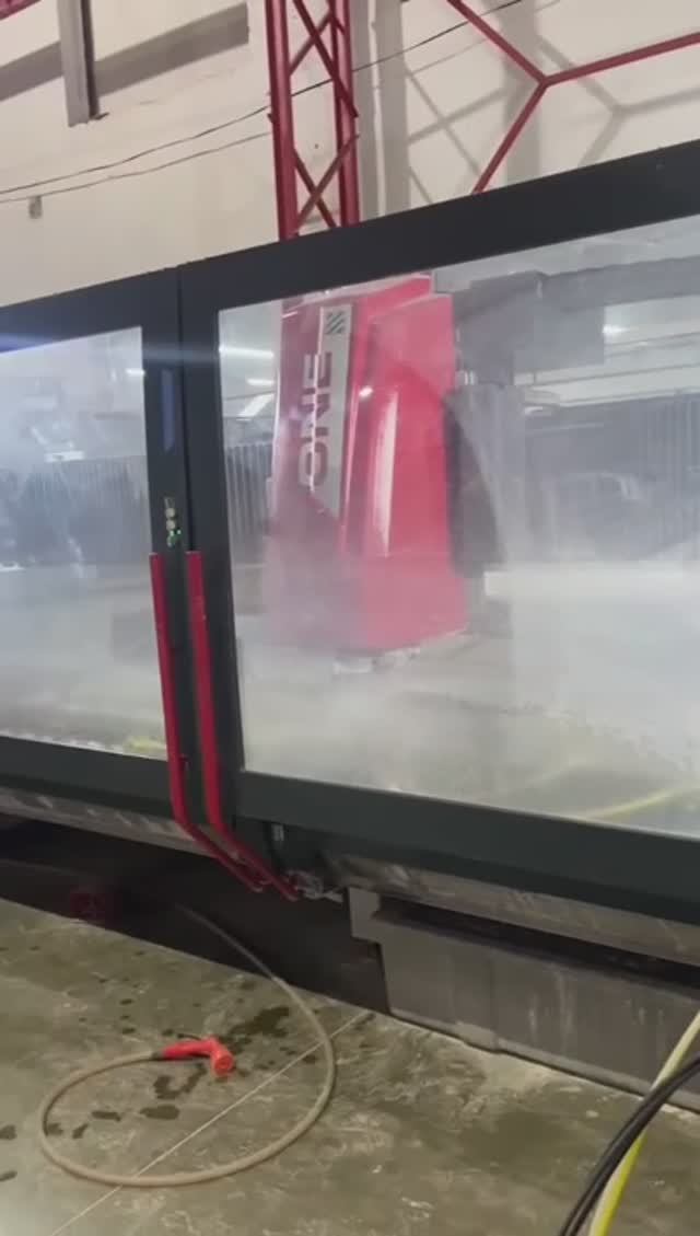 Intermac Master One Stone - изготовление элементов столешницы из кварцевого агломерата.