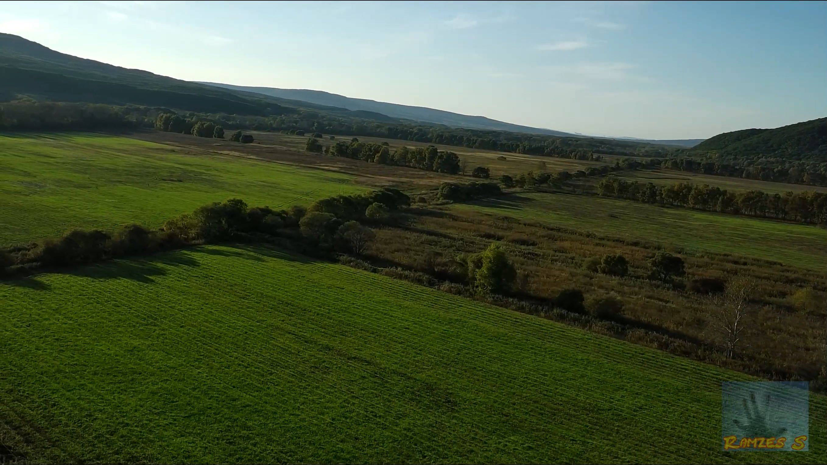 Пролетая над полями.
