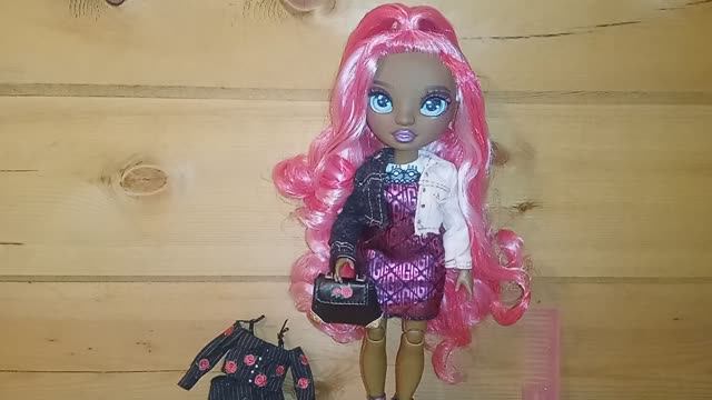 Обзор на куклу Рейнбоу Хай Дарья Розелин Rainbow High Daria Roselyn часть 1