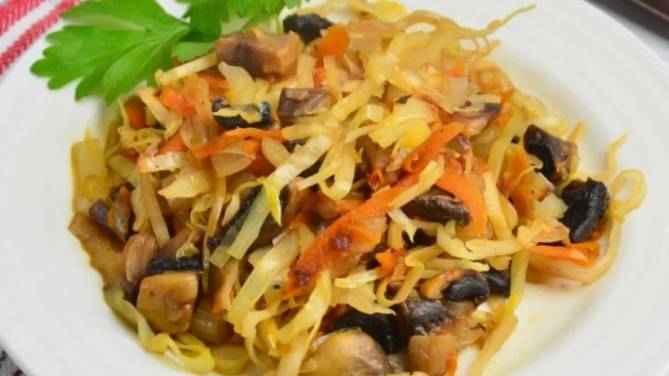 Tушеная капуста с грибами.