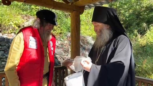 Владыка Гурий подарил отцу Феодору Конюхову ржаной хлеб по старинному рецепту в экспедицию