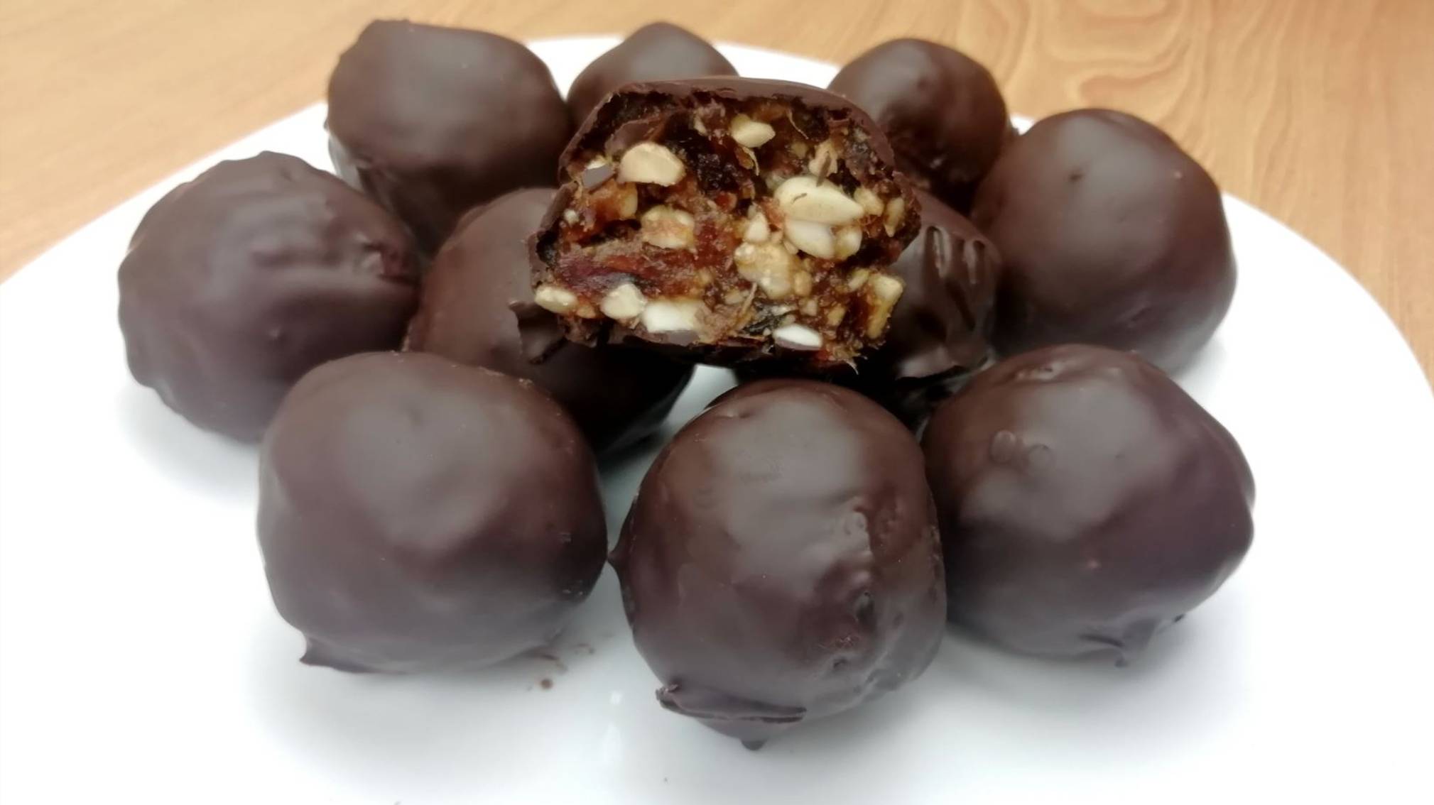 УЖЕ ГОД НЕ ПОКУПАЮ КОНФЕТЫ!И правда похож на сникерс)) Домашние Полезные Конфеты без сахара и меда