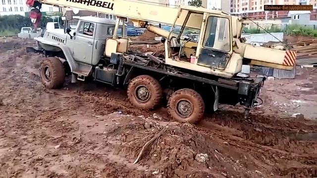 Крановщик не может подняться в гору...