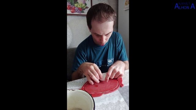 САНЯ Варит яйца