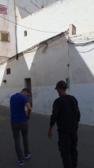 Местный житель решил нас проводить по старой части Касабланки, Марокко