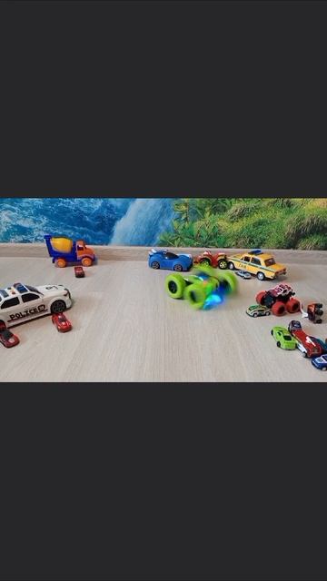 Машина каскадёр ездит по машинкам. Игрушка детская
