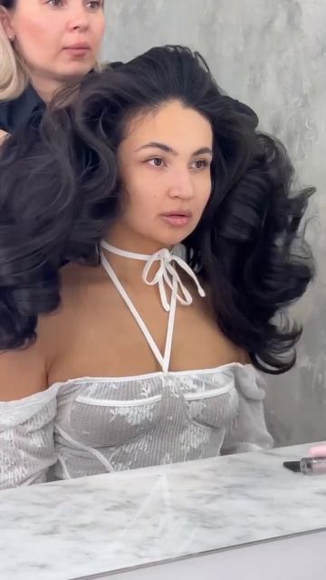 Объемные и стойкие локоны на плойку #прическа #укладка #волосы #локоны