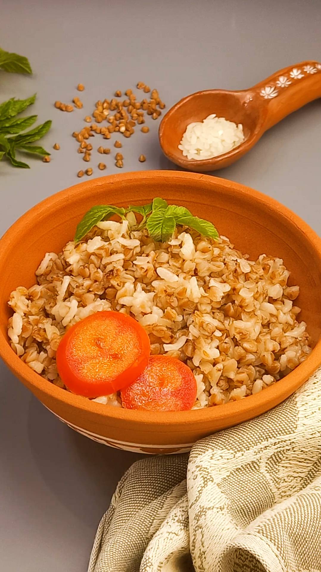 Рассыпчатая каша из гречки и риса за 20 минут. Простой рецепт вкусного завтрака, ужина или гарнира.