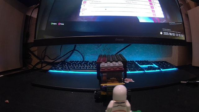 Каскадерыч показывает свои машины.