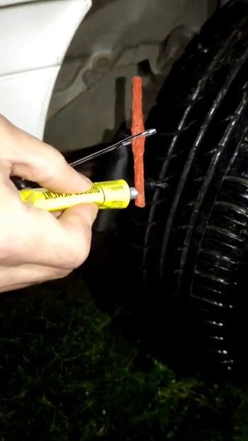 Как заклеить бескамерную шину жгутом. Не снимая колесо.