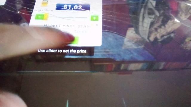 Обслуживаю покупателей товаров на заправке обычных автомобилей. Работаю сотрудником бензоколонки.