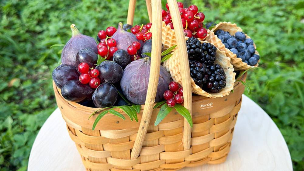 Фруктовое лукошко с ягодами «Бархатный сезон» / Фруктовый набор с ягодами в подарок