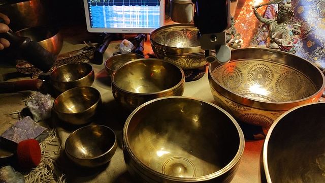 Как играть на ПОЮЩИХ ЧАШах.  полчаса знакомства с чашами видами геометрией,