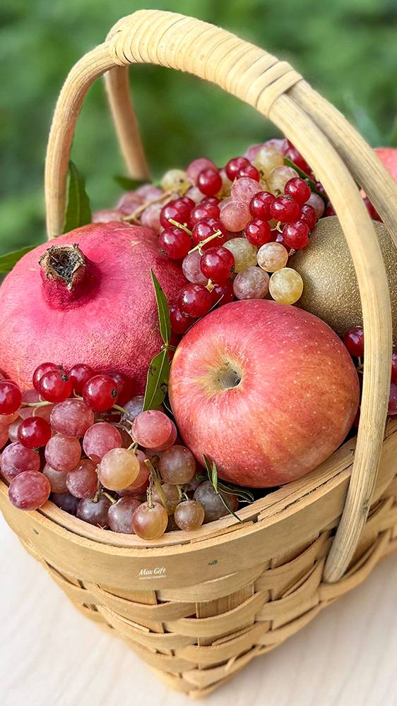 Фруктовое лукошко с ягодами «Осенний презент» / Подарок маме на день рождения