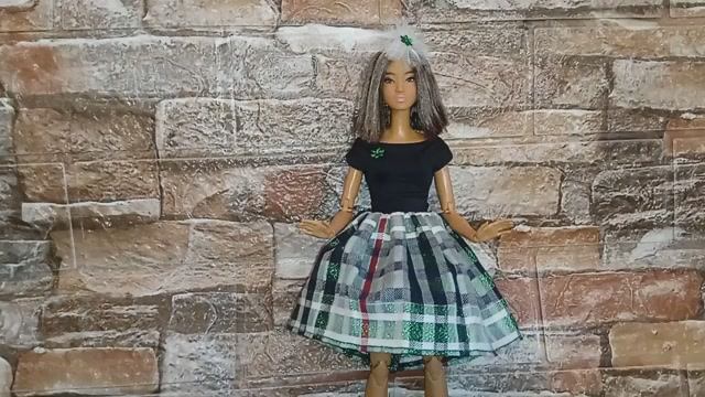 Обзор на одежду для Барби Виана.Чёрный купальник,юбка в клеточку чёрно-зеленая и украшение на голову