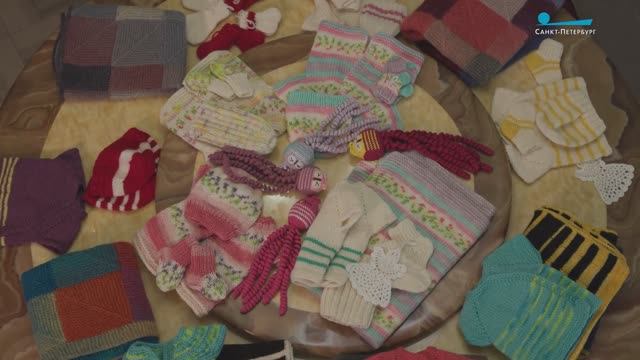 Петельки тепла: как петербуржцы помогают выхаживать недоношенных детей