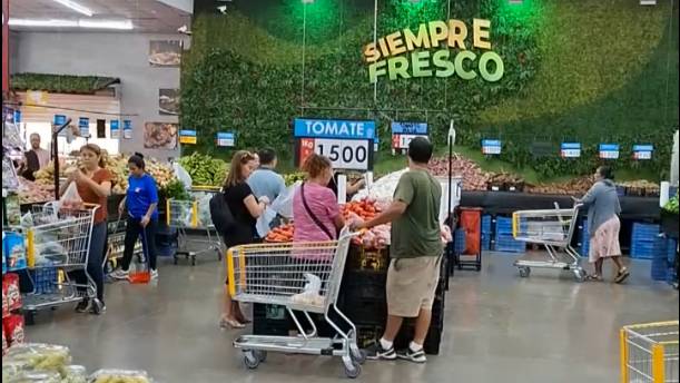 Фрукты в Коста Рике в большом супермаркете март 2025