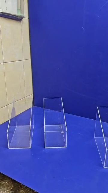 Торговые витрины и диспенсеры для выкладки товаров магазинов.