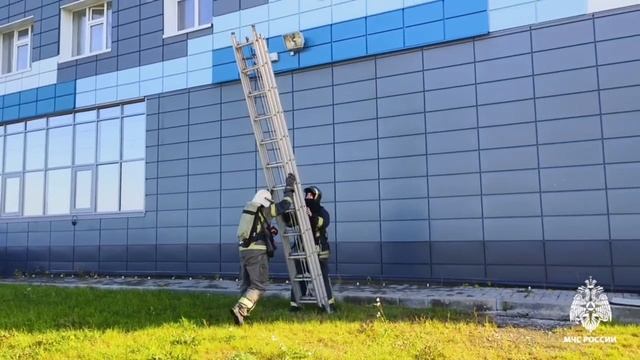 Учения МЧС России: Эффективная отработка действий при пожаре в общежитии!