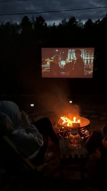 Экран Кубстер на штативе на природе