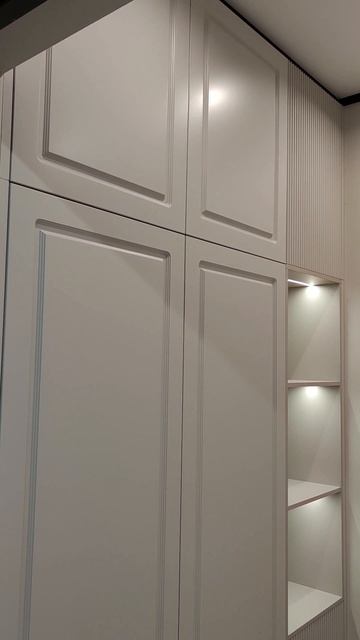 Светлый встроенный шкаф с фрезерованными фасадами в эмали