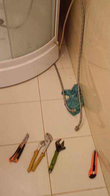 Замена шаровых кранов на батареях в квартире и замена картриджа в душевой кабине. Сантехника Часть 2