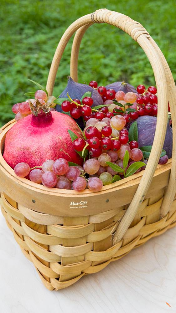 Фруктовое лукошко с ягодами «Осенний лучик» / Ягодный набор в подарок девушке