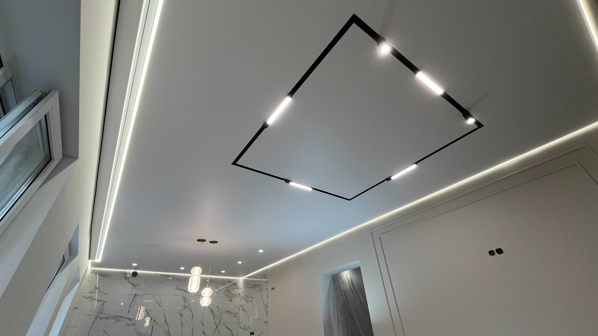 Натяжные потолки | Натяжной потолок с трековой системой освещения| Воронеж