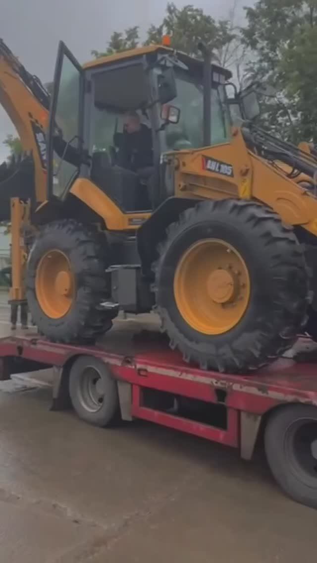 Новинка 2025 – первый в линейке Sany экскаватор-погрузчик на равновеликих колесах